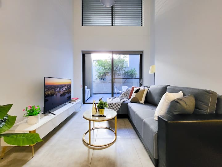 Homey Split Level Ground Floor - Large Courtyard - Hornsby