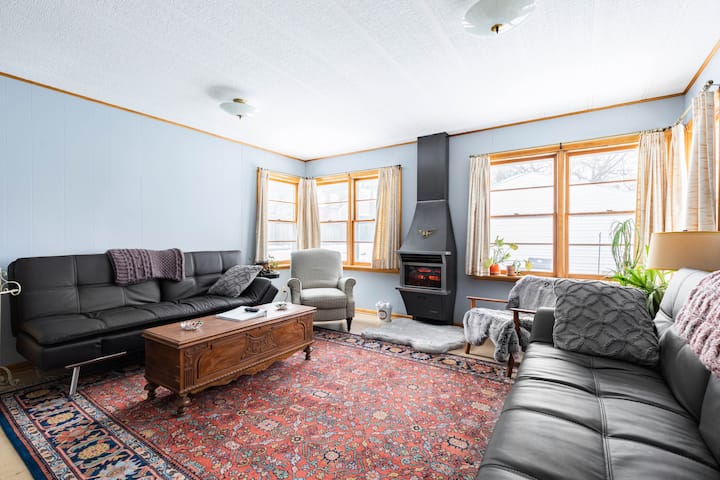 Grandma’s Comfy Cottage ~Fireplace ~ Firepit & Bbq - Minneapolis, MN