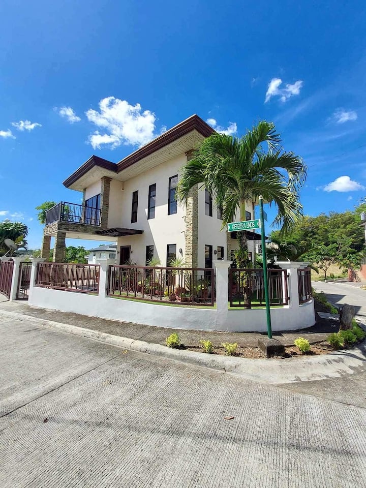 The Sueper House - Spacious 4 Bedroom Home - Davao City