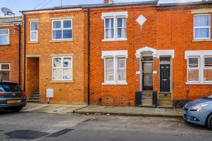 Modern 3-bed Victorian Terrace With Large Garden - Northampton
