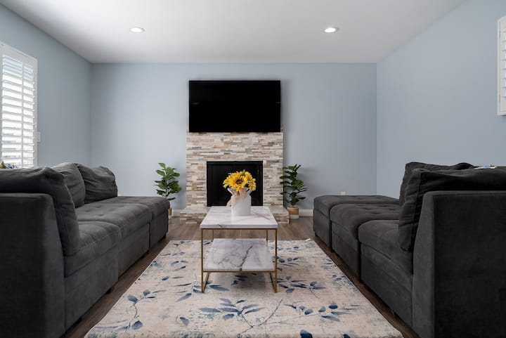 Blue Door House, 6 Miles From Disneyland - Santa Ana, CA