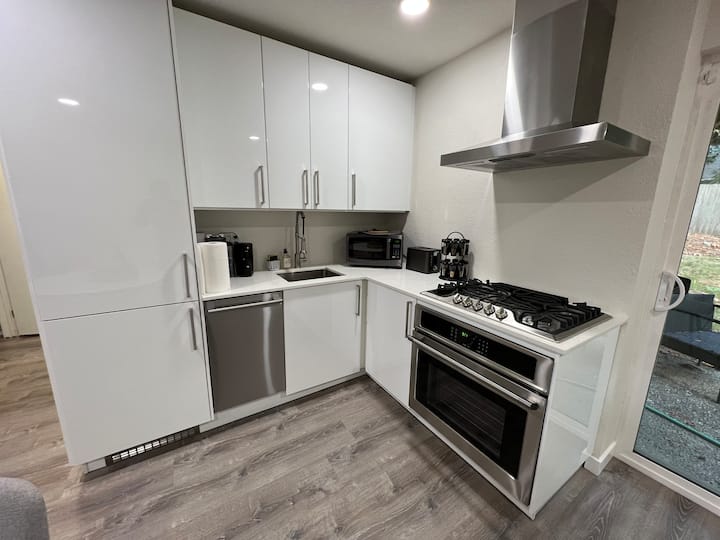 Fully Renovated Private Suite In Beautiful House - Bothell, WA