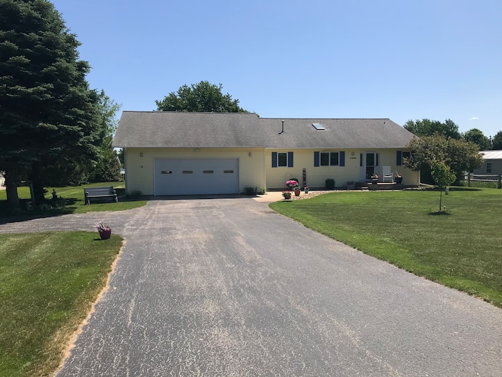 Cozy 4 Bedroom Home With Neighborhood Lake Access! - Elk Rapids, MI