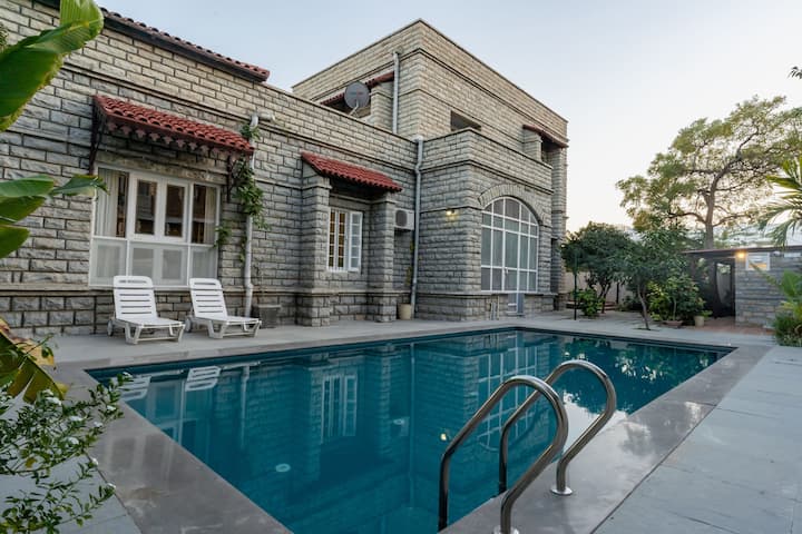 10 Rooms In A Lake View Bungalow With Pool - Udaipur