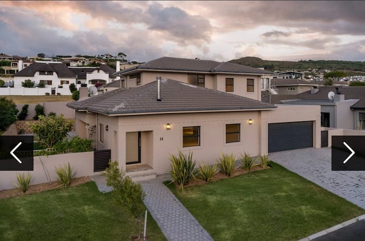 Private, Secure 4 Bedroom Villa With Pool And View - Somerset West