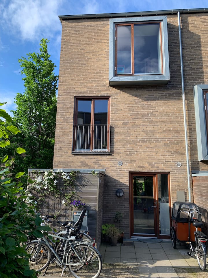 Cheerful 3-bedroom Townhouse Close To City Centre - Kopenhagen