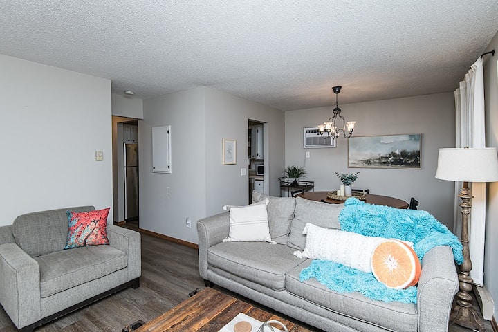 No Stairs, 2 Bedrooms & Garage Great For 30+ Days - Minnesota