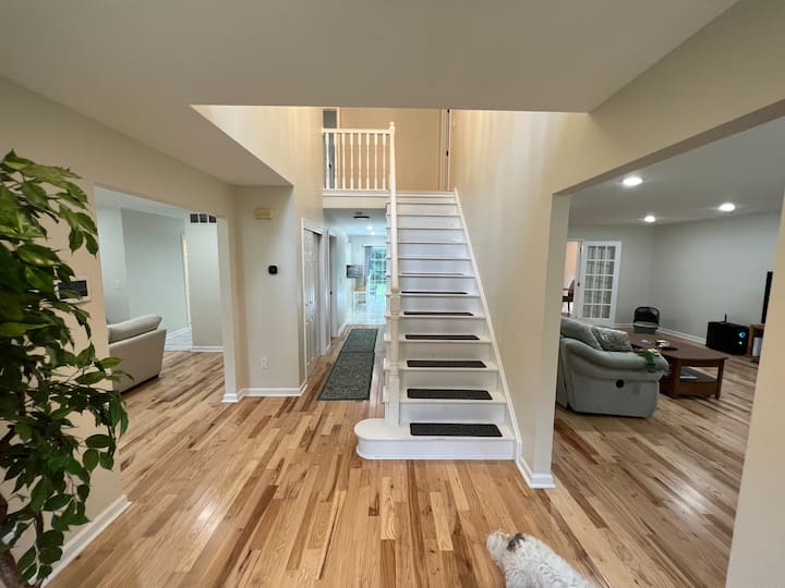 Poconos Vacation House, Remote Work Optimized - East Stroudsburg