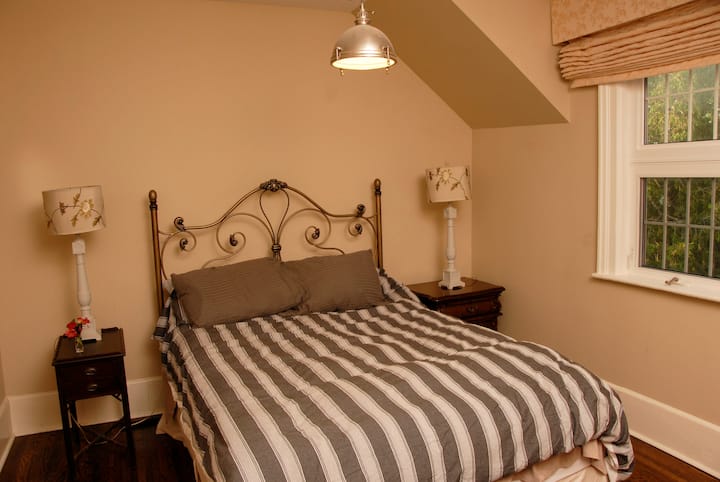Private Room At The 3 Bedroom Lemon Tart B&b - Greater Napanee