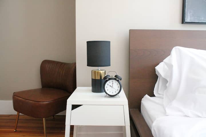 Spacious King Bed Apartment In Historical Mansion - Columbus, OH