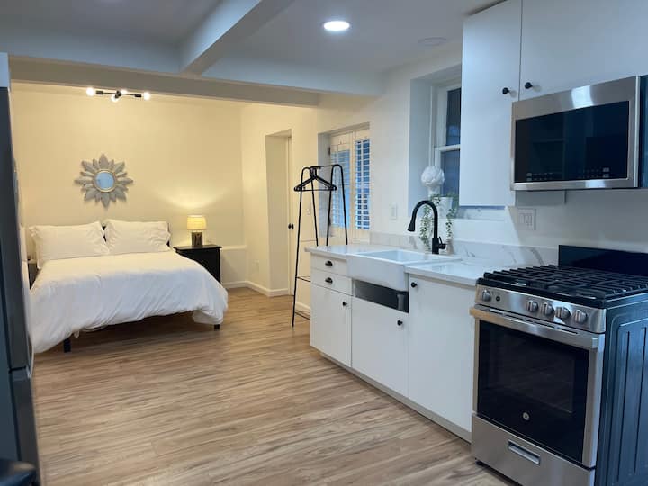 Beautifully Renovated And Stylishly Staged Studio - Oakland