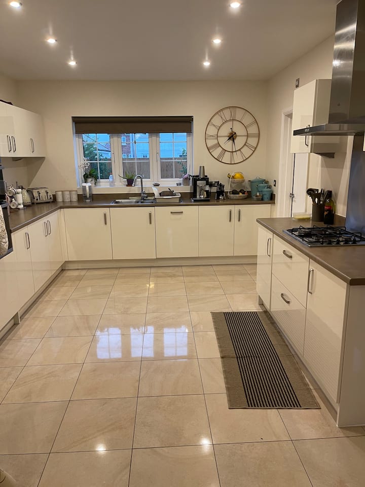 Beautiful 4 Bedroom Detached House With Parking - Didcot