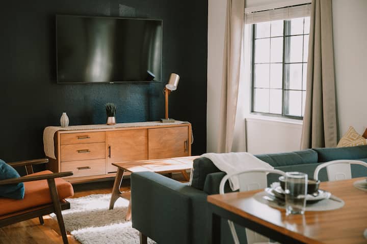 Cozy 3/2 Mid-century Modern Home With Backyard - Redding, CA