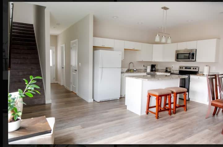 2-floor Beautiful Duplex 4 - Spartanburg, SC