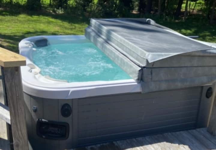 Hamptons Home 3 Bedroom, 2 Bath Pool, Hot Tub - Hampton Bays, NY