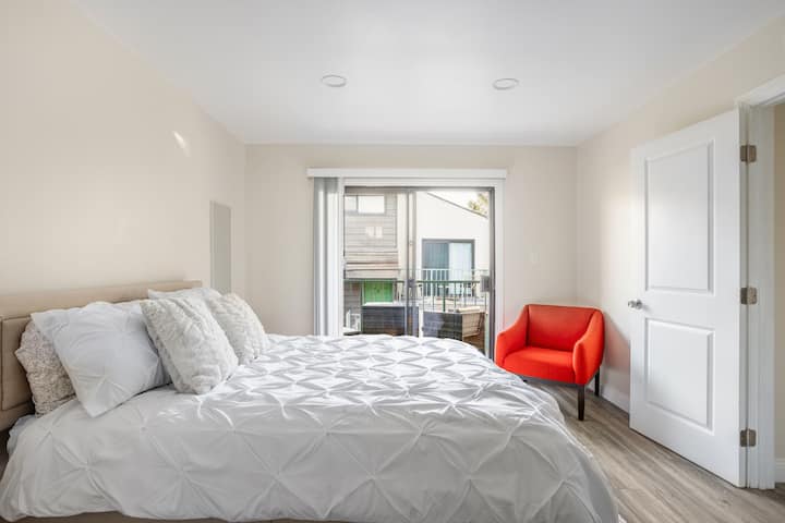 Spacious 2-level Condo With Parking & Laundry - Los Angeles, CA
