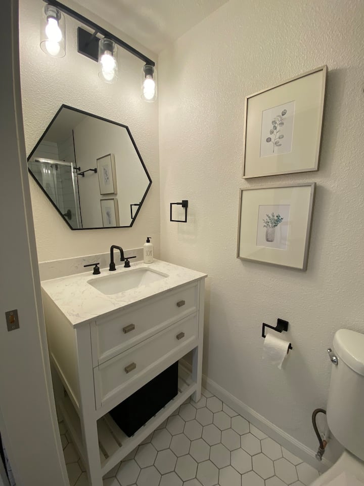 Stylish Studio Close To Bart With New Kitchen Bath - Emeryville, CA