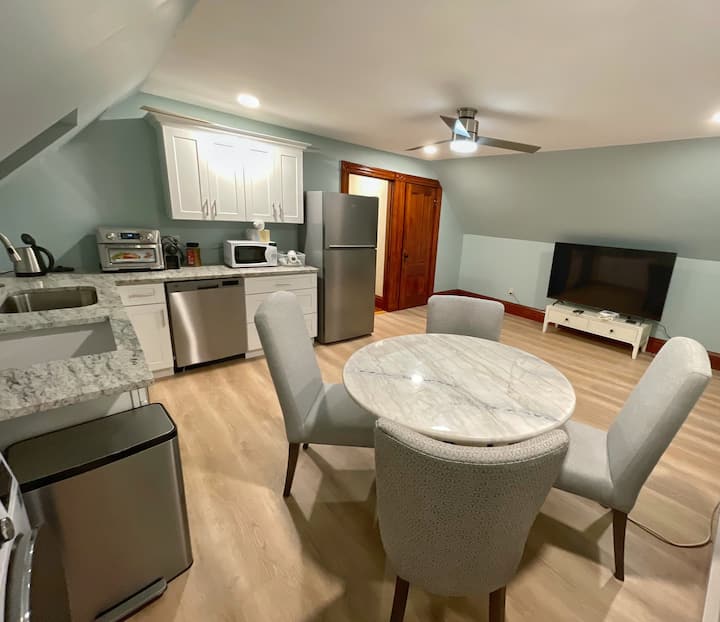 Cozy Top Floor Apt By St Elizabeth, Bu, Bc W/ Park - Boston, MA