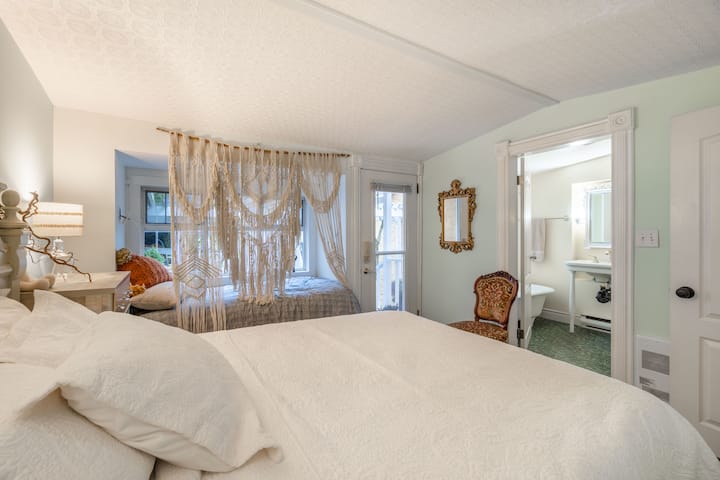 The Cottage And Castle Bed And Breakfast - Chemainus