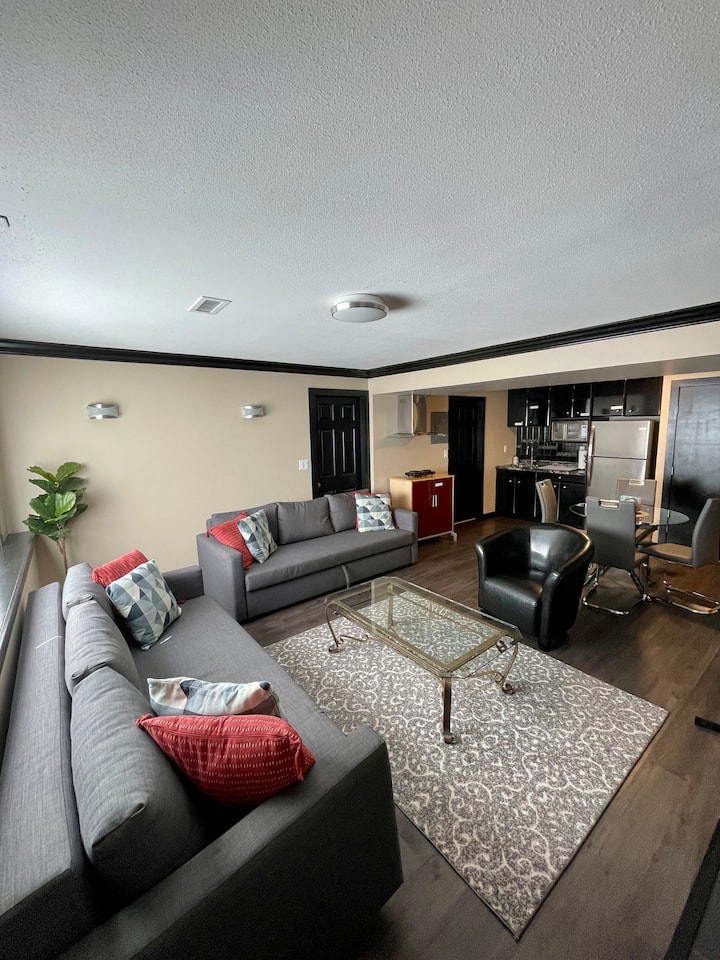 2 Bedroom Cheery Historic Downtown Oasis—sleeps 8 - Abbotsford