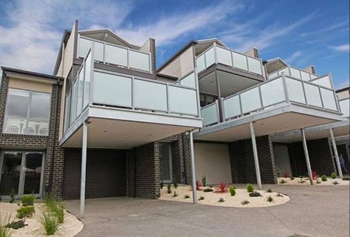 Sabine.. Luxury 3 Bedroom Townhouse. - Apollo Bay