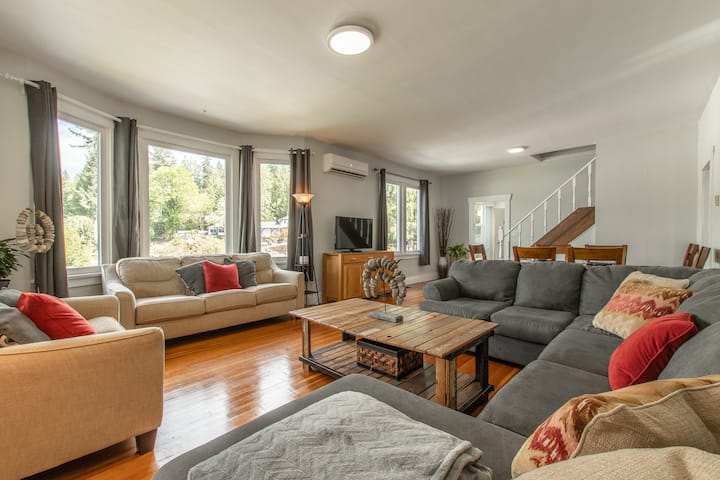 Beautiful Waterfront Sproat Lake Character Home - Port Alberni