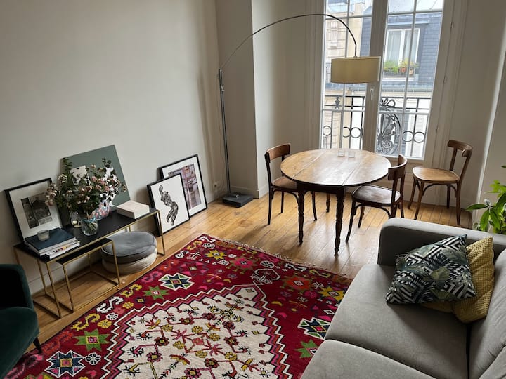 Appartement Typique 3 Pièces Avec Balcon - Paris