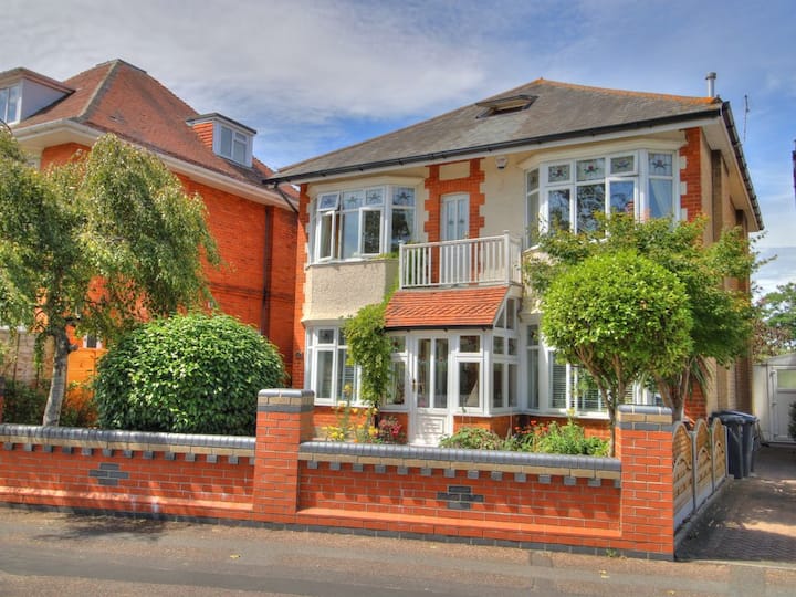 Cheerful 4 Bedroom Home By Beach - Bournemouth