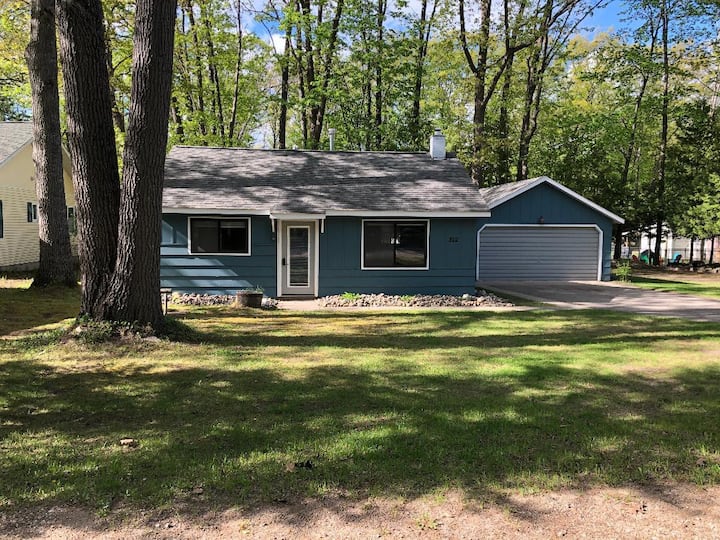 Suzie's Cute 2 Bedroom Cottage With Garage - Higgins Lake, MI