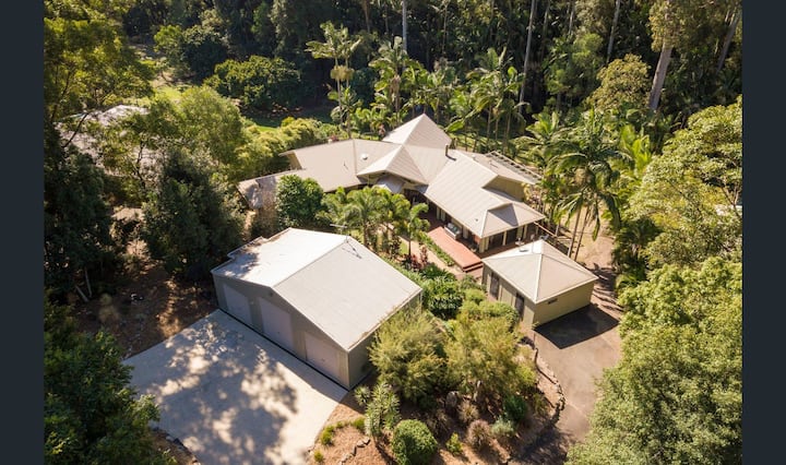 Stunning Architectural Resort Style Retreat - Palmwoods