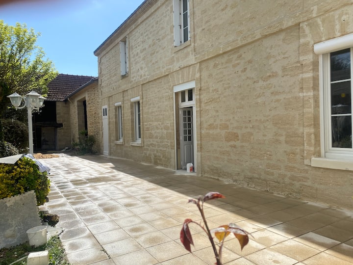 Maison De Caractère En Pierre Avec Cour Fermée - Doué-la-Fontaine