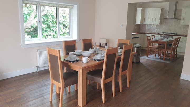Beautiful 5 Bedroom Detached House And Patio - Edinburgh