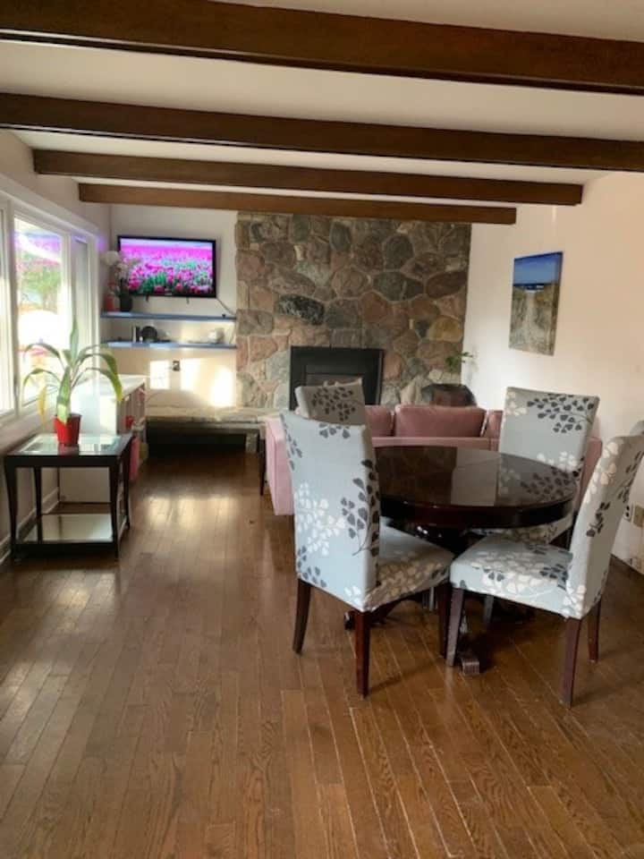 Cheerful 4 Bedroom Home With Hottub, Pool Table - Ottawa