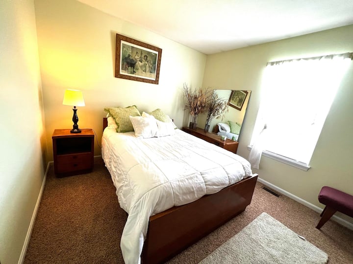 Cozy Bedroom With Private Pool - Fort Wayne, IN