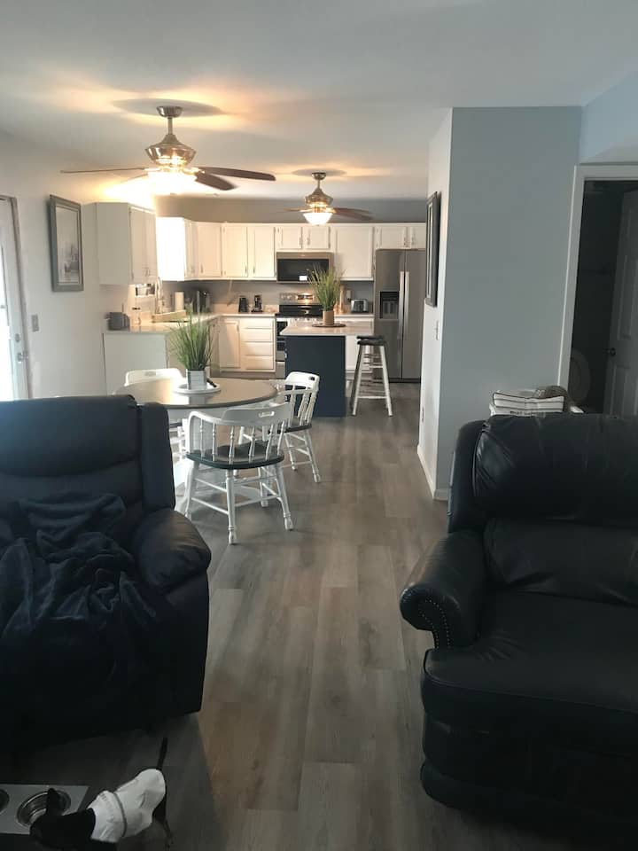 Cozy Bedroom With Private Pool - Fort Wayne, IN