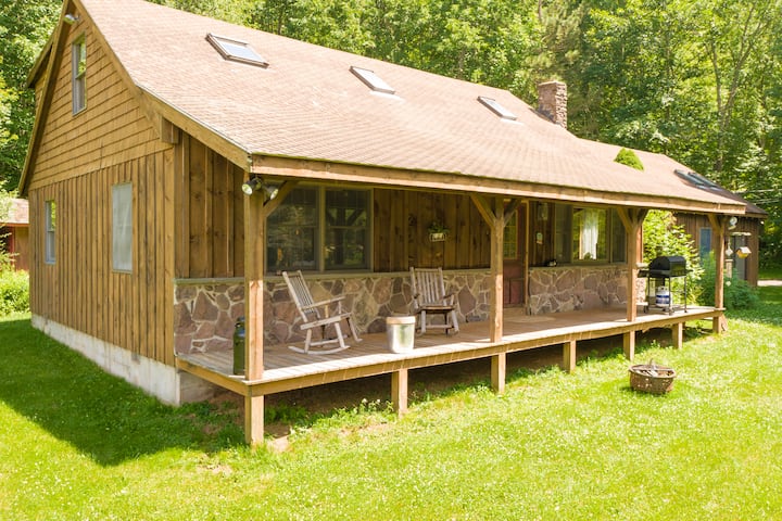 Cozy Rustic Log Cabin • Perfect Catskills Stay - Margaretville, NY