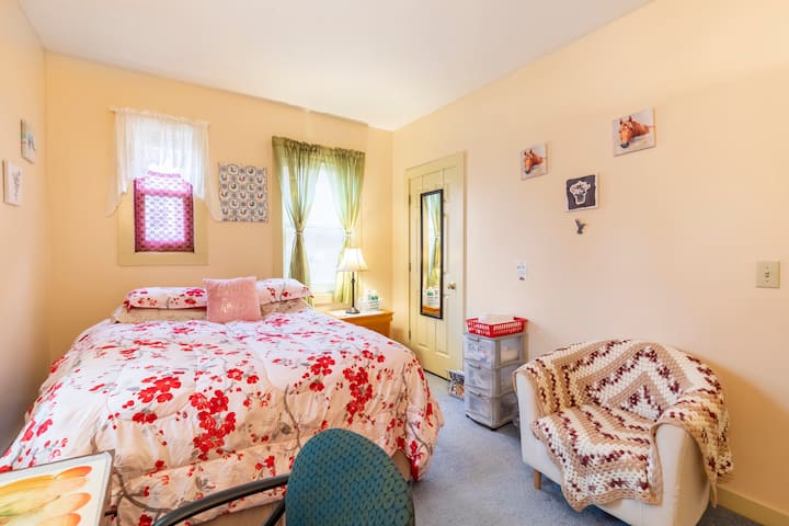 Sunny Spacious & Cozy - West Hartford, CT