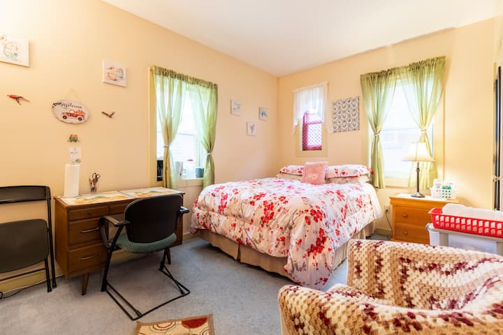 Sunny Spacious & Cozy - Connecticut