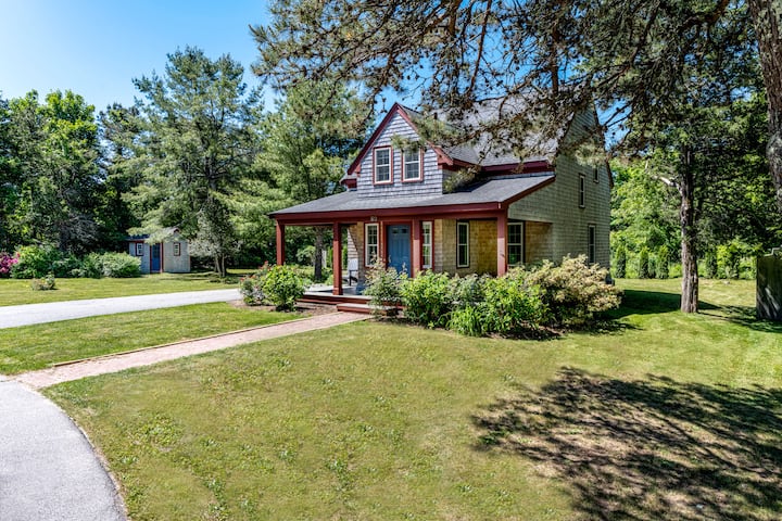 Wonderful Waquoit Farmhouse - Mashpee, MA