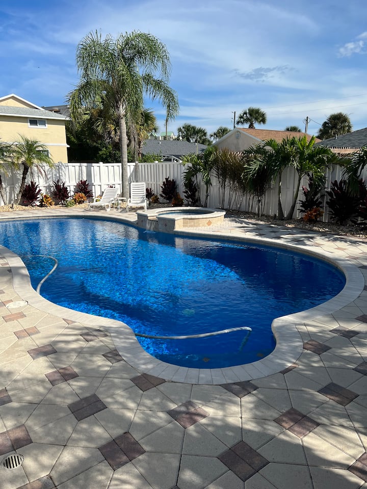 New Smyrna Cheerful 1 Bedroom 250 Ft. From Ocean - New Smyrna Beach, FL