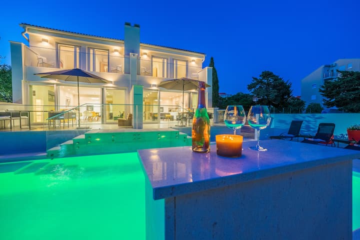 Villa Soleil Blanc, Luxury Villa With Private Pool - Novalja