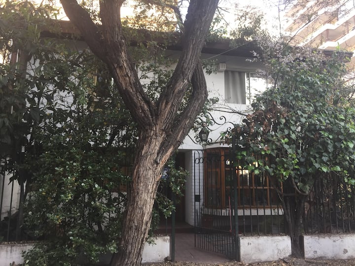 Agradable Casa Antigua En El Barrio El Golf - Las Condes