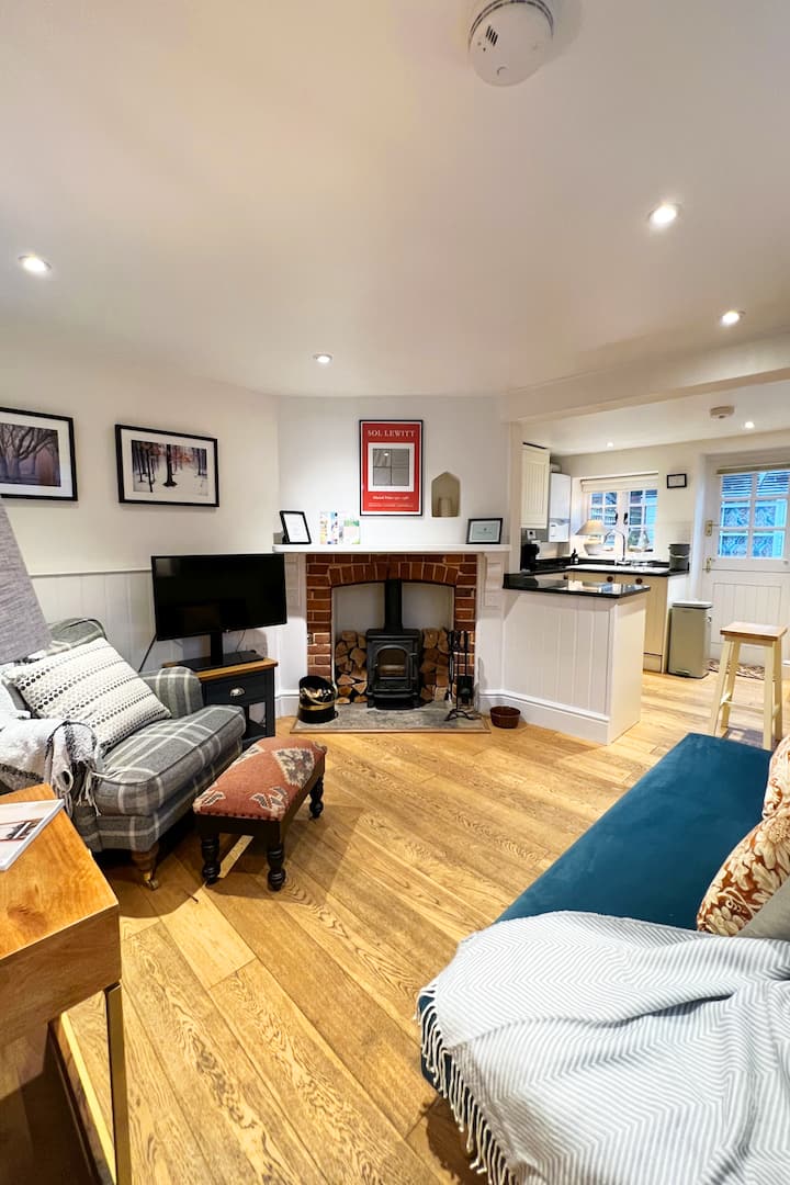 Charming 2-bedroom Cottage With Indoor Fireplace - Shere
