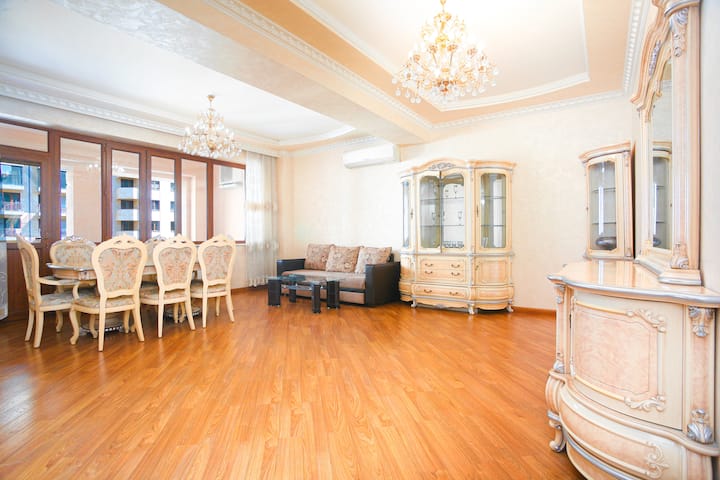 Large(170sqm) 2 Bedrooms Luxury Apt With A Balcony - Jerevan