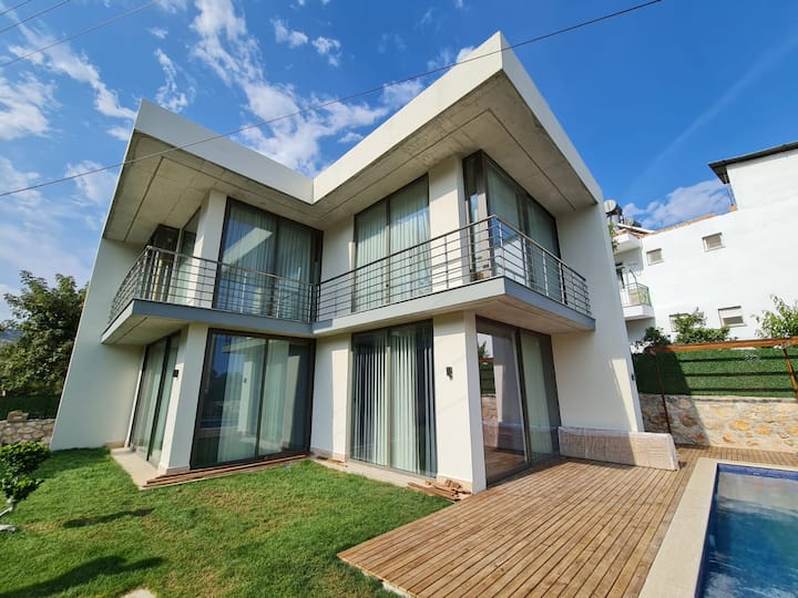 Havuzlu Deniz Manzaralı Villa - Kumluca