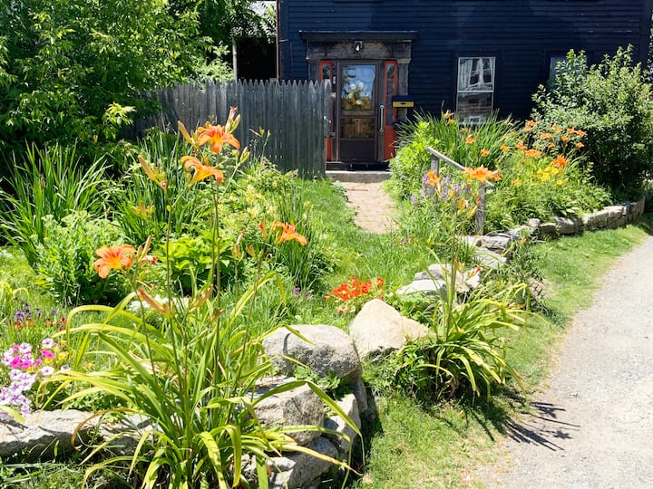 Quiet, Large Yard, 5 Min Walk To Shops/beach - Massachusetts