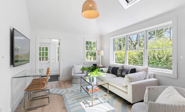 Cheerful 3 Bedroom Cottage With Parking - Amagansett, NY