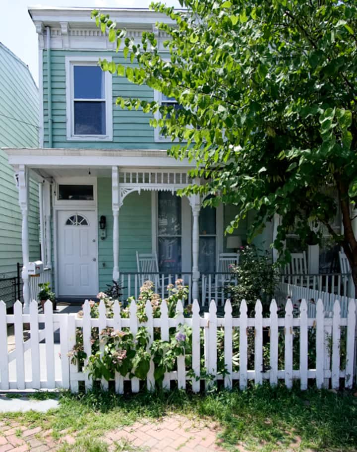 The Green House: A 1 Br Boho City Retreat - Richmond, VA
