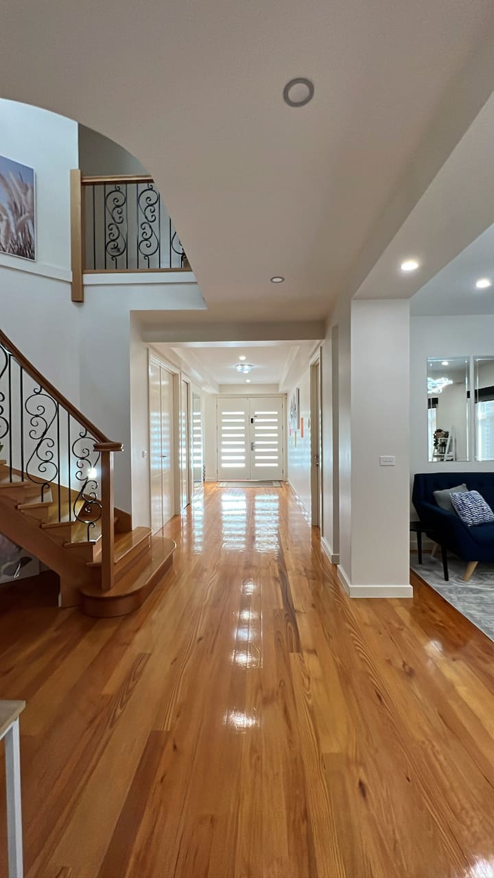 Beautiful Fully Furnished Luxury 4br Home - Point Cook