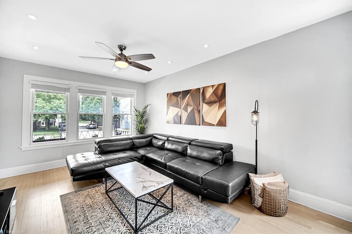 Entirely Private Condo Near Downtown - Chicago, IL